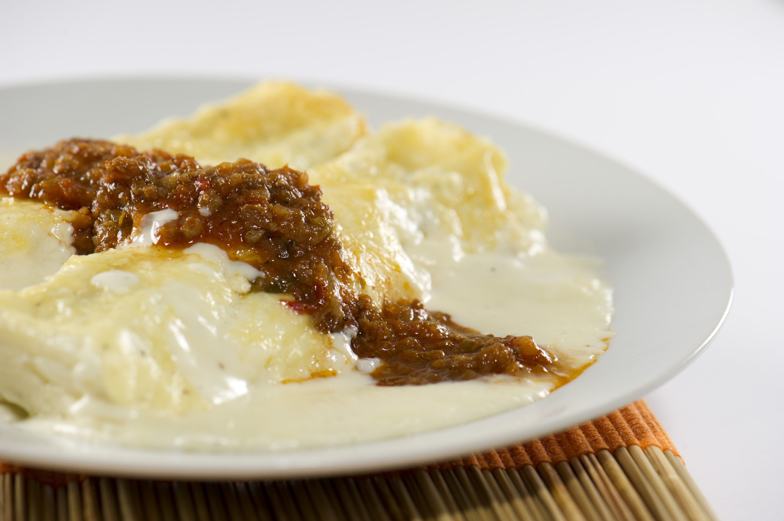 Canelones de Carne – 1 porción individual ( 2rollitos) con salsa blanca ...